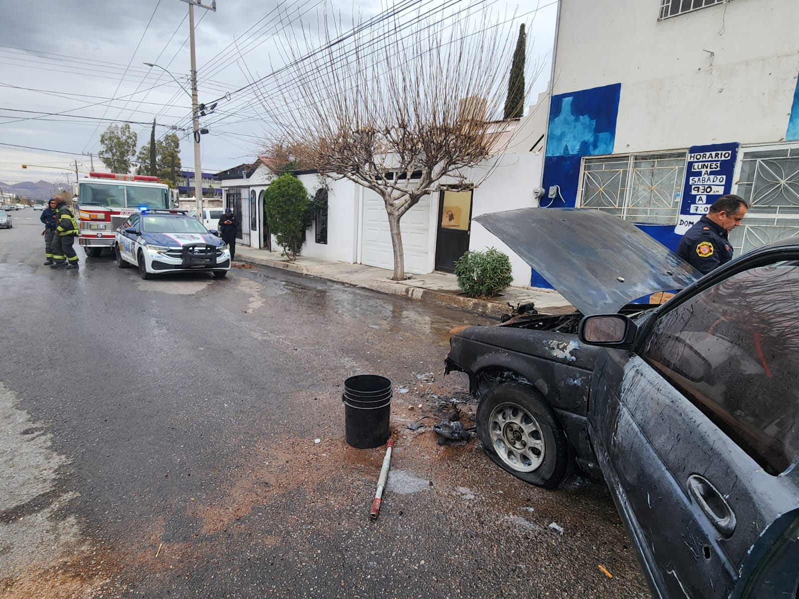 Incendio deja inservible un auto en la Campesina - Es Noticia MX